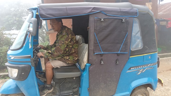 जनताको सेवा संगसंगै टेम्पो चलाउदै जन निर्वाचित वडा सदस्य प्रदिप ...